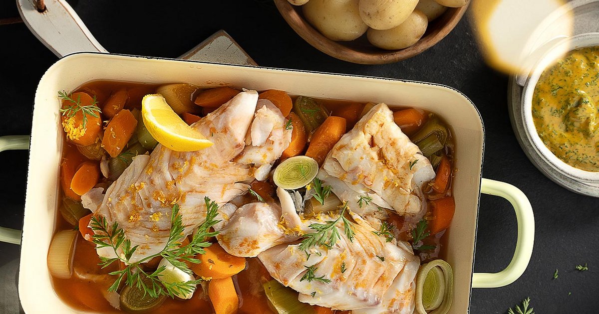En velsmakende fiskegryte – torsk med purre, gulrøtter og sennepsdipp ...