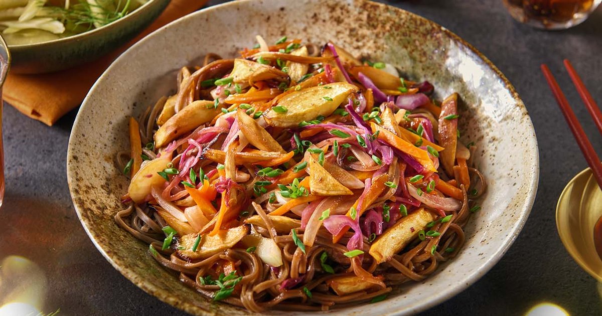 Yakisoba med stekt persillerot og pæresalat | Oppskrifts | Kikkoman