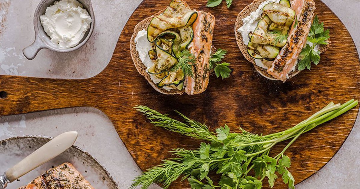 Sandwicher med grillet laks og squash | Kikkoman