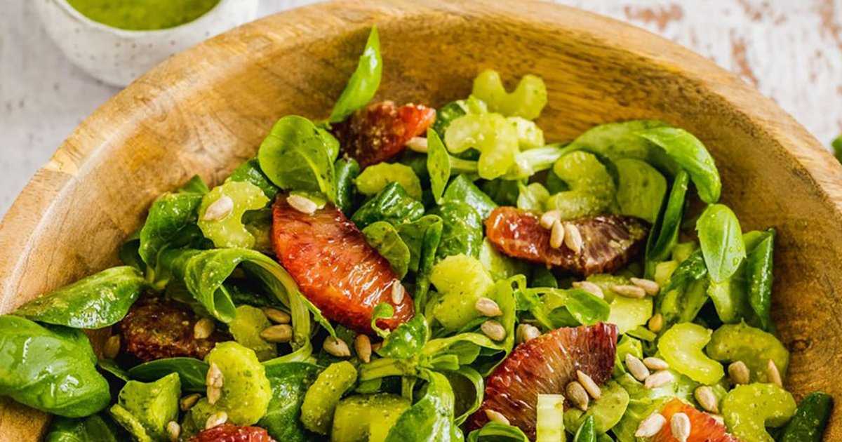 Vårsalat med stangselleri, appelsiner og pestodressing | Oppskrifts ...