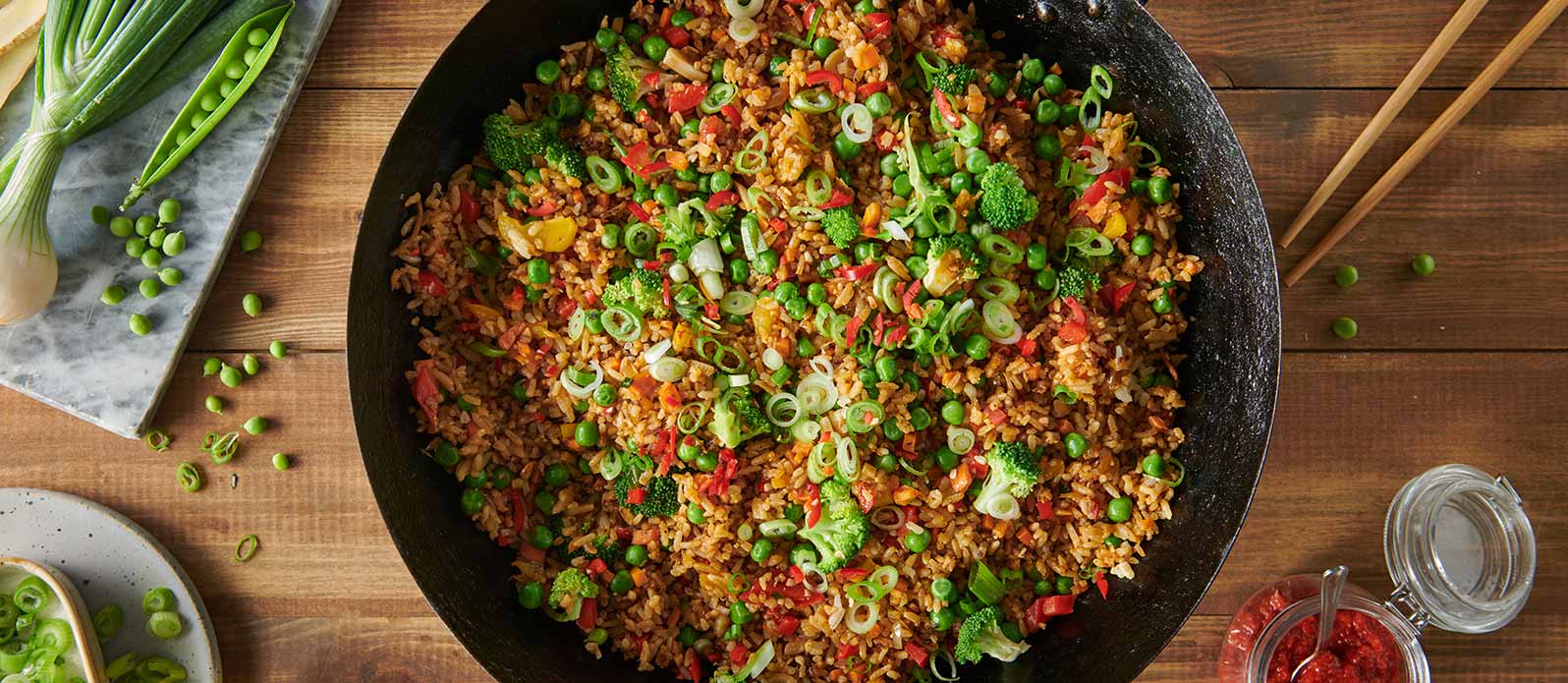 Spicy wokrett med egg, stekt ris, grønnsaker og harissa | Oppskrifts ...